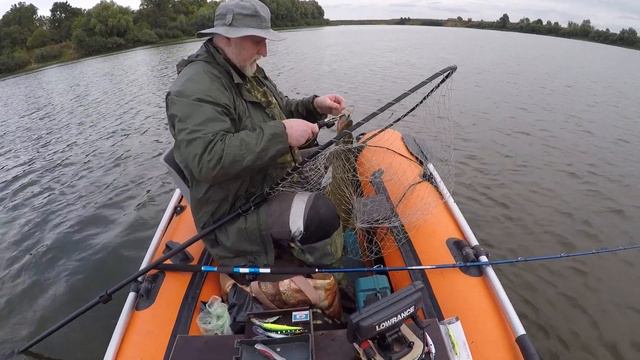 Крупная щука делала свечки что бы избавиться от воблера.