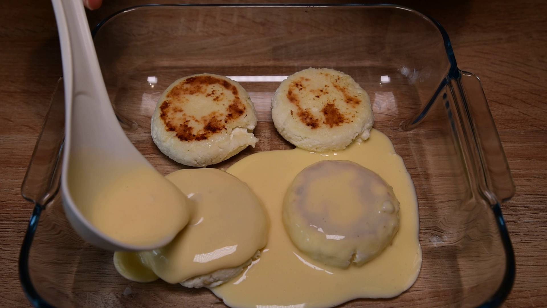 Завтрак на 418 калорий. Сырники в йогурте