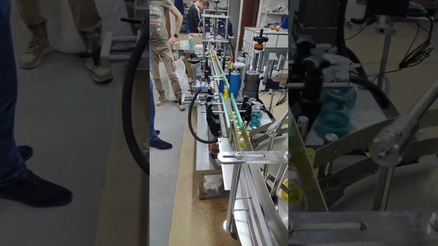 Укупорщик УП-200 и этикетировочная машина ЭТК-180 в собранной линии