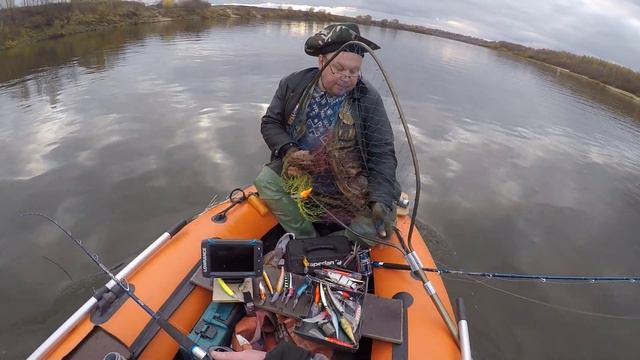 Ока троллинг с руки(дорожка).Двойная поклёвка редко но бывает.Товарищ забагрил налима я поймал щуку.