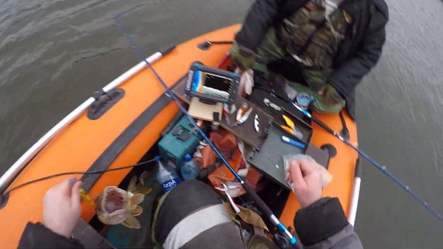 Ока троллинг с руки (дорожка)Щука промахнулась и попалась за верх головы.