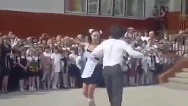 Танец на выпускном
