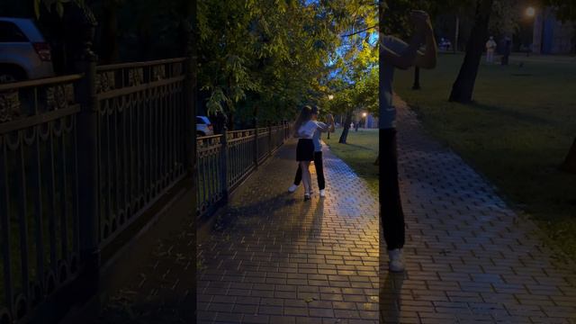 Танцуем в парке! Последние теплые деньки — прекрасный повод оставить лето в воспоминаниях)