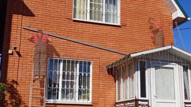 Опора для навеса на стене дома.