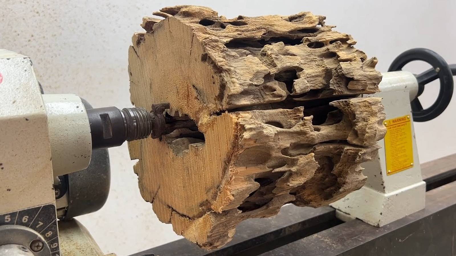 Гнилое бревно установил в токарный станок и залил смолой. Подарочный вариант.