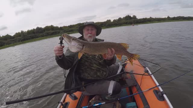 Щука на пятёру может и больше, чуть не ушла.