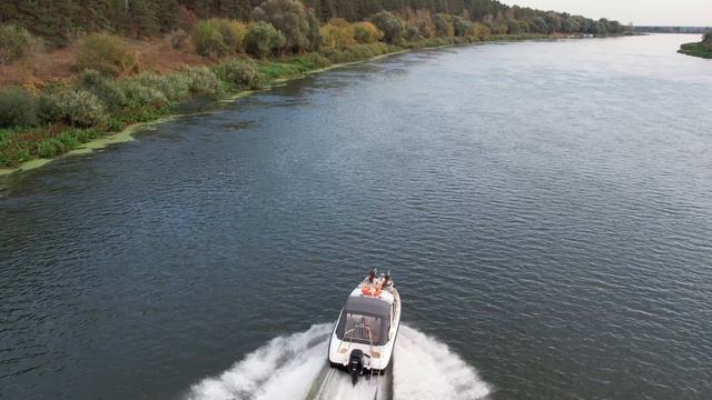 Рассекая волны древней реки.