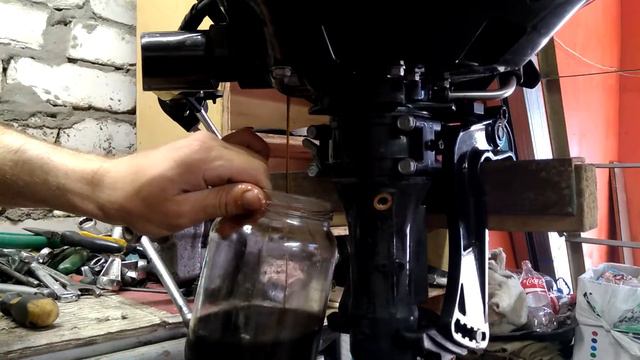 Мотор лодочный Suzuki DF2.5S слив масла с мотора.