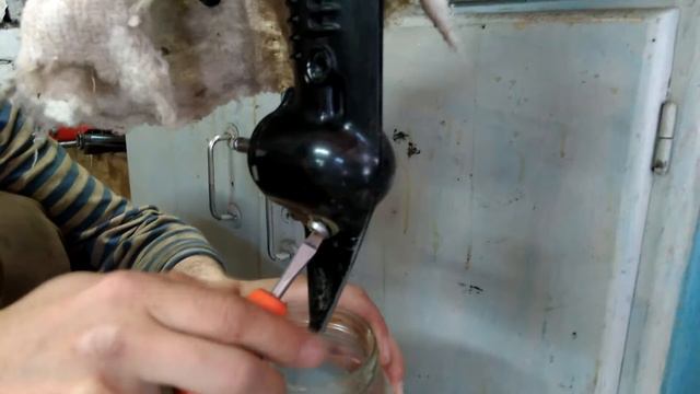 Мотор лодочный Suzuki DF2.5S слив масла с редуктора.