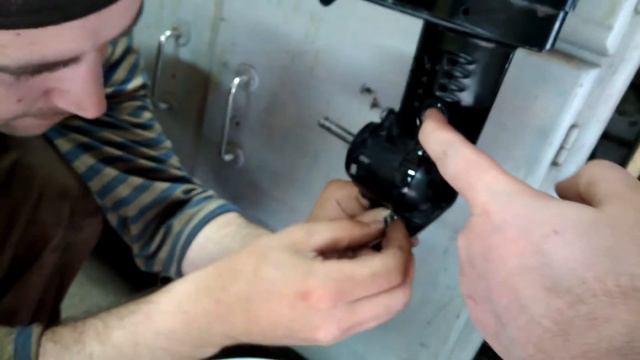 Мотор лодочный Suzuki DF2.5S заливка масла в редуктор.