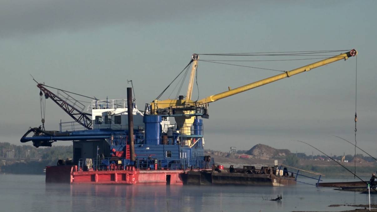 Баржа РЕАЛЬНО на меня НАЕХАЛА ! Рыбалка на большой реке