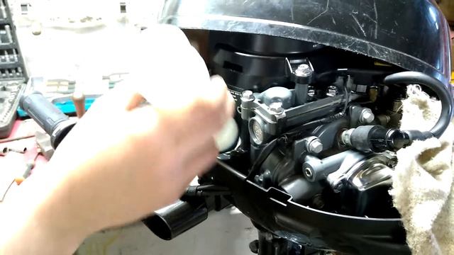 Мотор лодочный Suzuki DF2.5S заливка масла в двигатель.