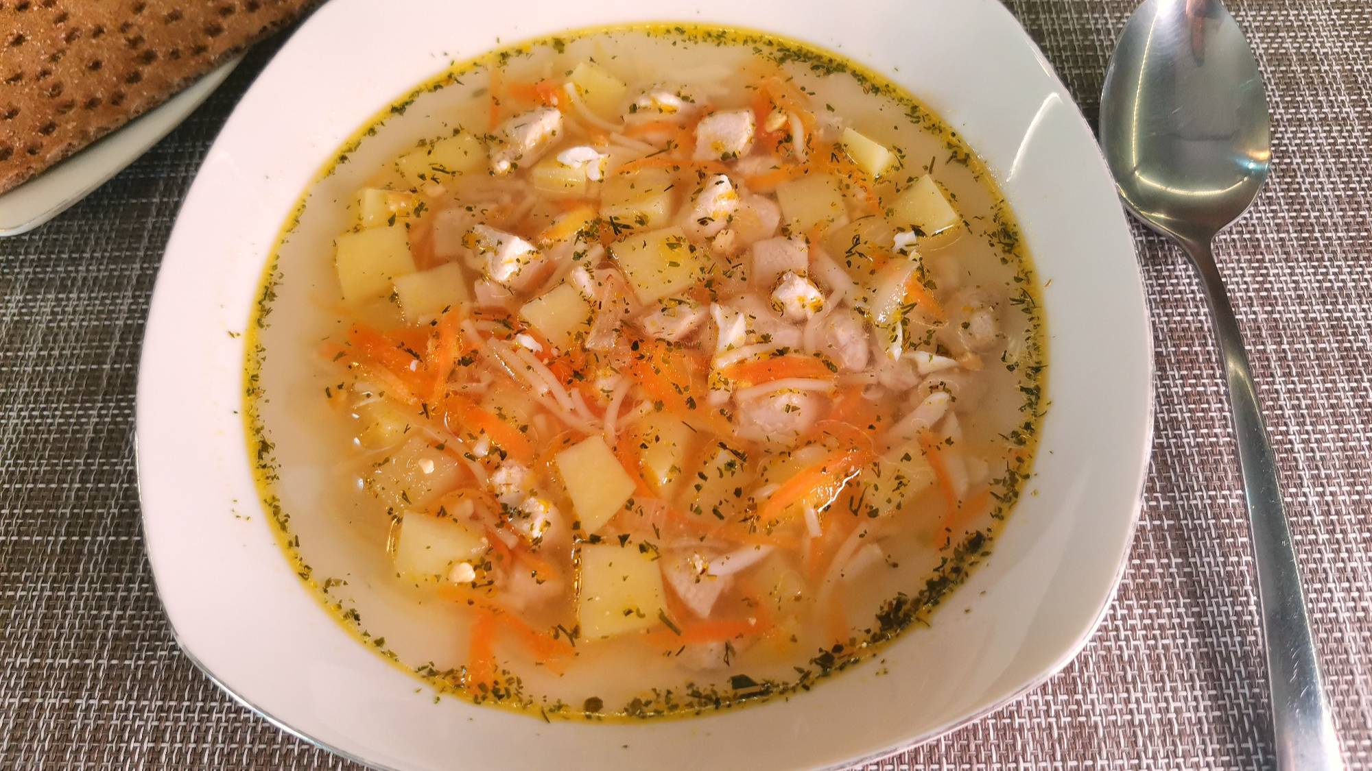 Суп куриный с яйцом и вермишелью.