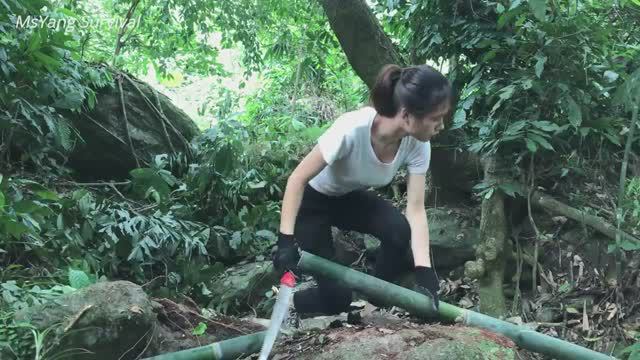 Я купаюсь в ручьях, строю укрытия из камня и бамбука, Развожу огонь из двух камней