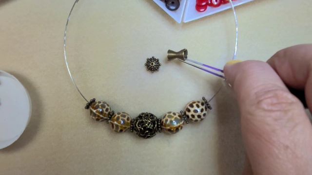 Как собрать чокер на проволоке с памятью.  МК Колье с кокосовыми дисками "Уно"