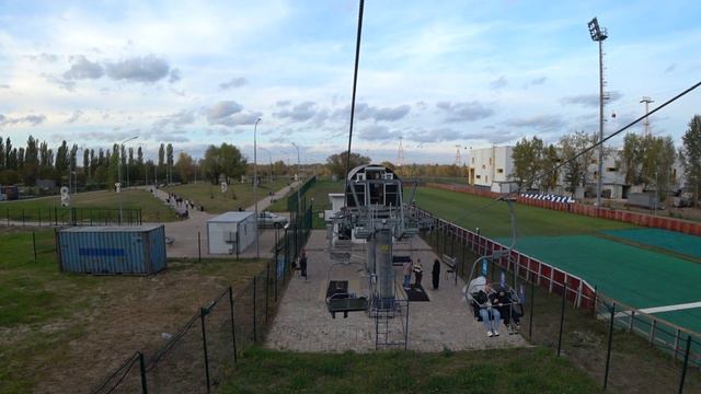 Малая канатная дорога (кресельный подъёмник) у трамплина на Верхне-Волжской набережной //21.09.2024