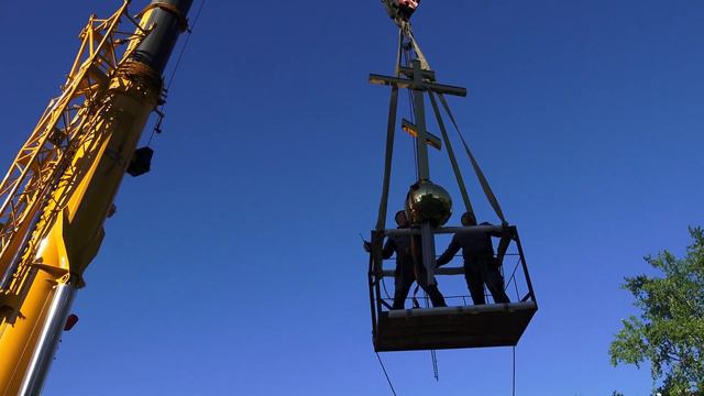Воздвижение большого купола и накупольного креста