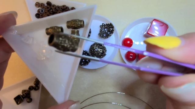 Как собрать чокер на проволоке с памятью. Коралл и кокос.