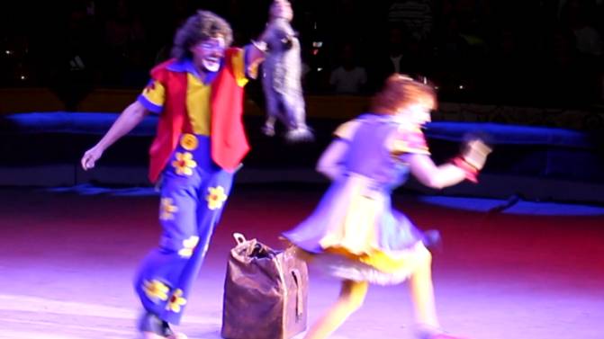 Клоуны в цирке.