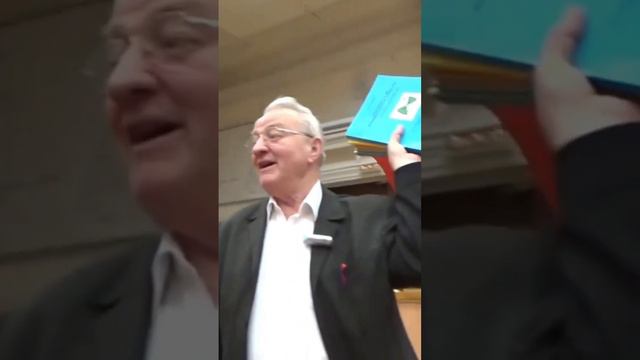 Посмотрите сколько книжек он написал