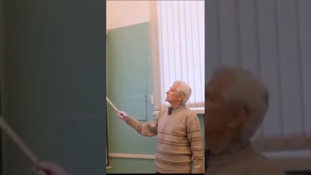 Двугорбая структура осколков распада из-за "гантельной" структуры ядер