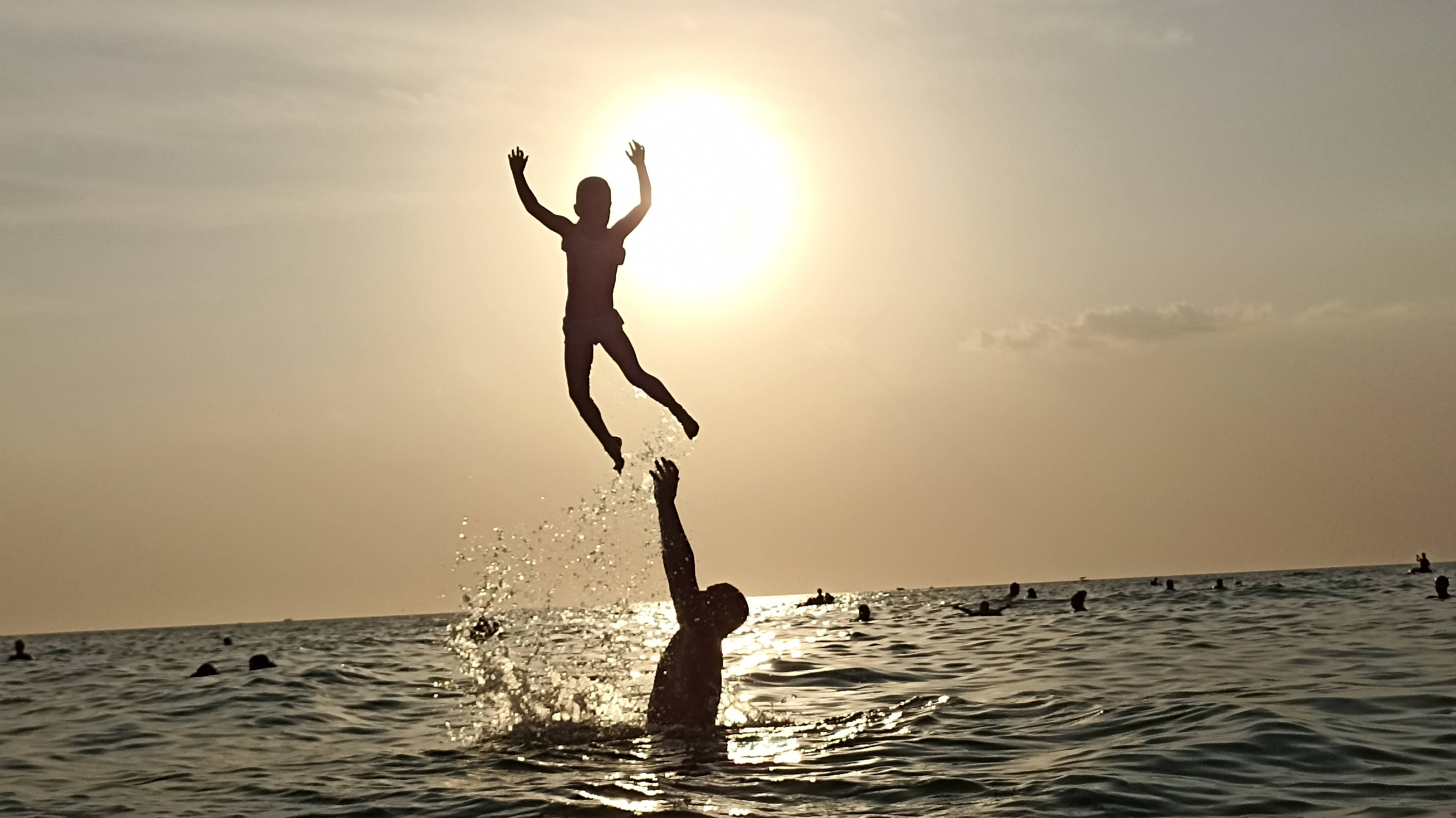 Много купаемся в первые дни. МИ не хочет выходить из моря. Прыжки на батуте