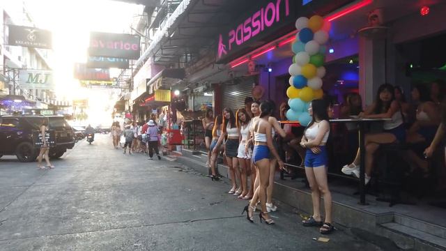 НОЧНЫЕ ПРОГУЛКИ ПО ПАТТАЙЕ (№11) Pattaya Soi 6_ The Street That Never Sleeps - August 2023