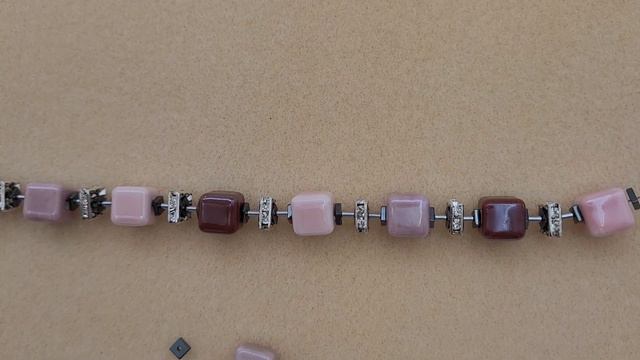 Колье с силиконовым шнуром. Как закрепить замок к бусам. Что такое калоты. Летнее легкое колье.