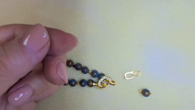 Как собрать  съемную подвеску к бусам. Собираем бусы из клуазоне и бронзита.