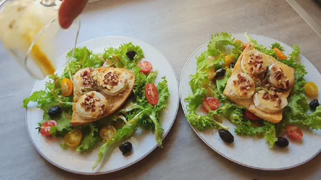 Французский Салат Горячие Гренки с Козьим Сыром/Salade de Chèvre Chaud Au Miel et Noix