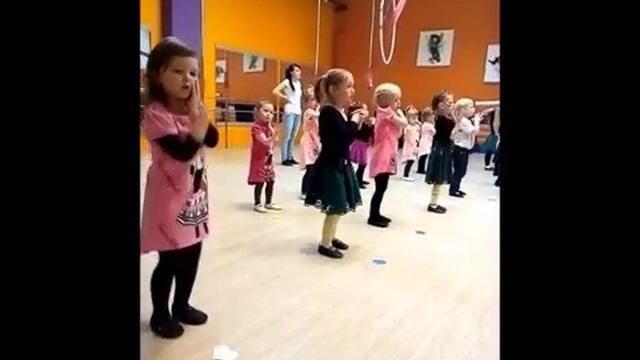 Танец маленьких модниц