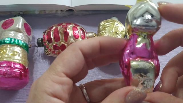 Долгожданная посылка с каталожными елочными украшениями.