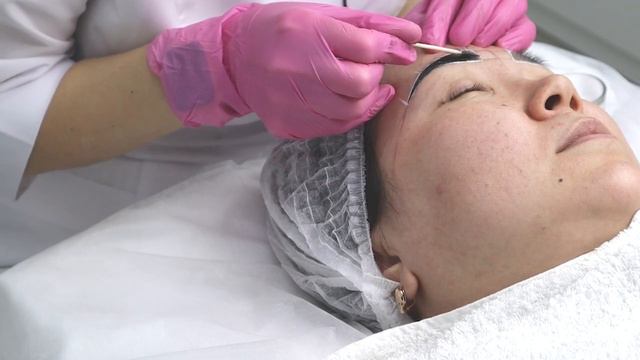 Окраска и коррекция формы бровей