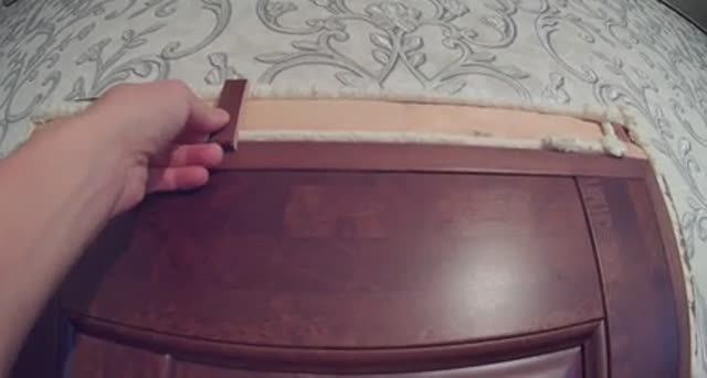 Наличник не перекрывает верх проёма. Два варианта решения...