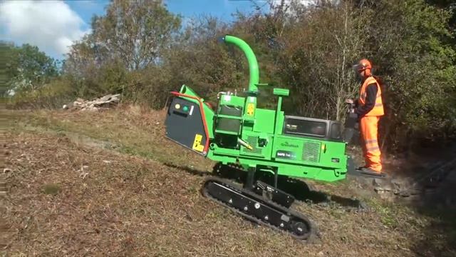Измельчитель веток GreenMech Safetrak 19 28 в работе