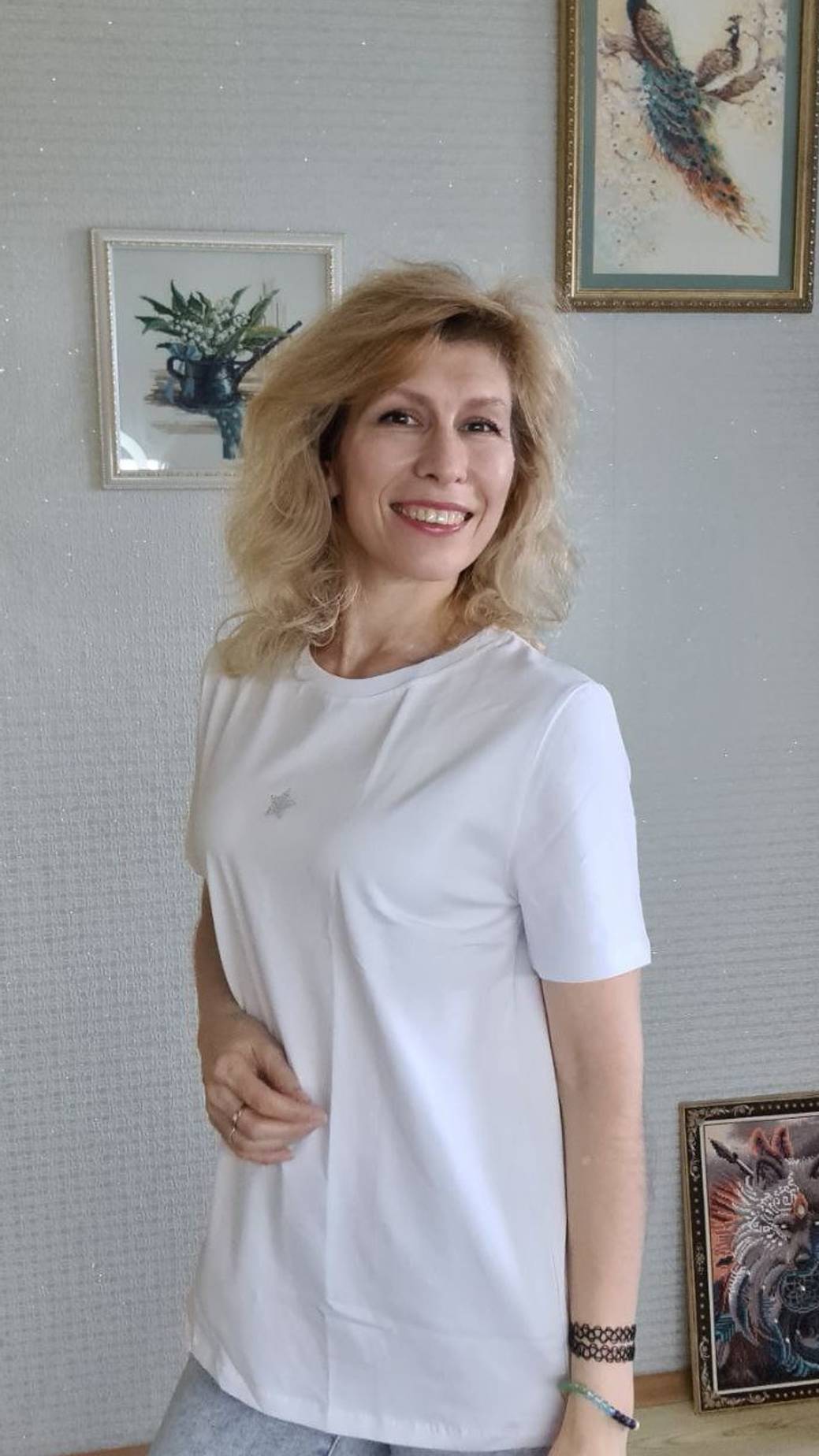 Примерка, белая футболка Фаберлик с декором из страз