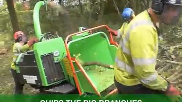 Измельчитель веток GreenMech QuadTrac 160 в работе