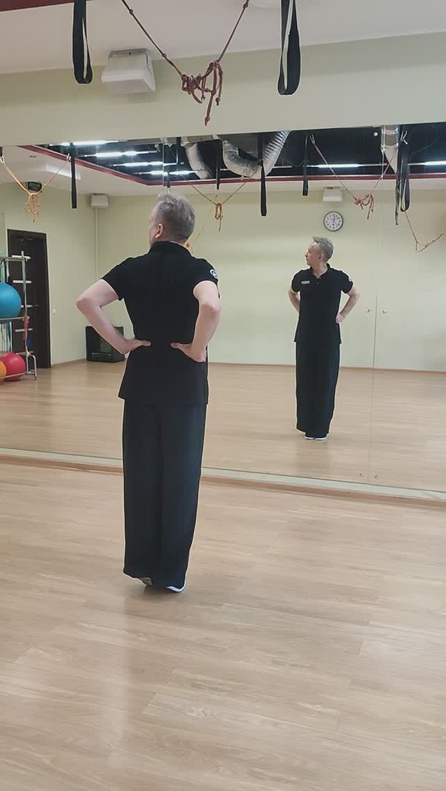 8. Журавль стоит в воде и смотрит вдаль