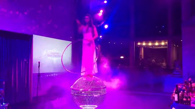 Девушка на зеркальном шаре