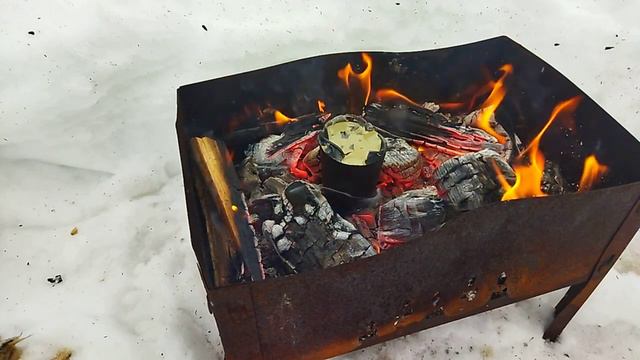Кипячение воды в бумажном стакане на костре. Эксперимент