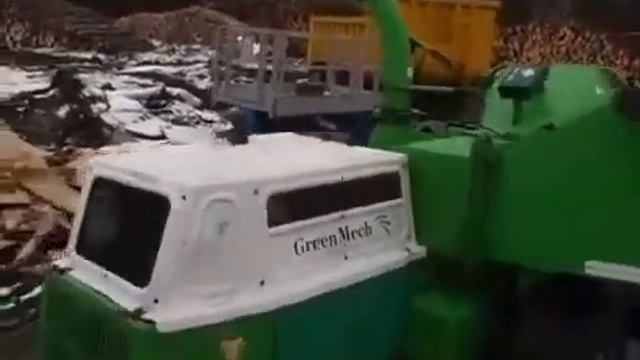 Измельчитель веток GreenMech EcoCombi 150 в работе