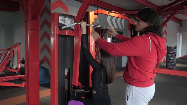 Мастер класс по фитнесу - тренировка спины и ног. Открытая тренировка в тренажерном зале