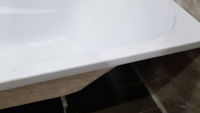 ванная комната, монтаж раздвижного экрана для акриловой ванны. ванная комната