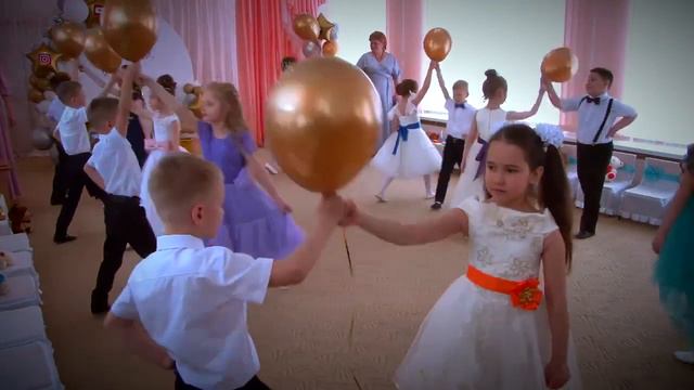 Начало выпускного утренника с золотыми шарами и мягкими игрушками