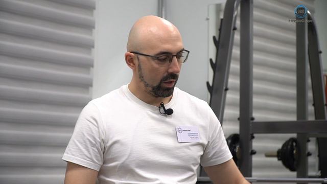 Упражнение 7. Подводящее к приседаниям - переход на четвереньки и вынос ноги к руке на четвереньках