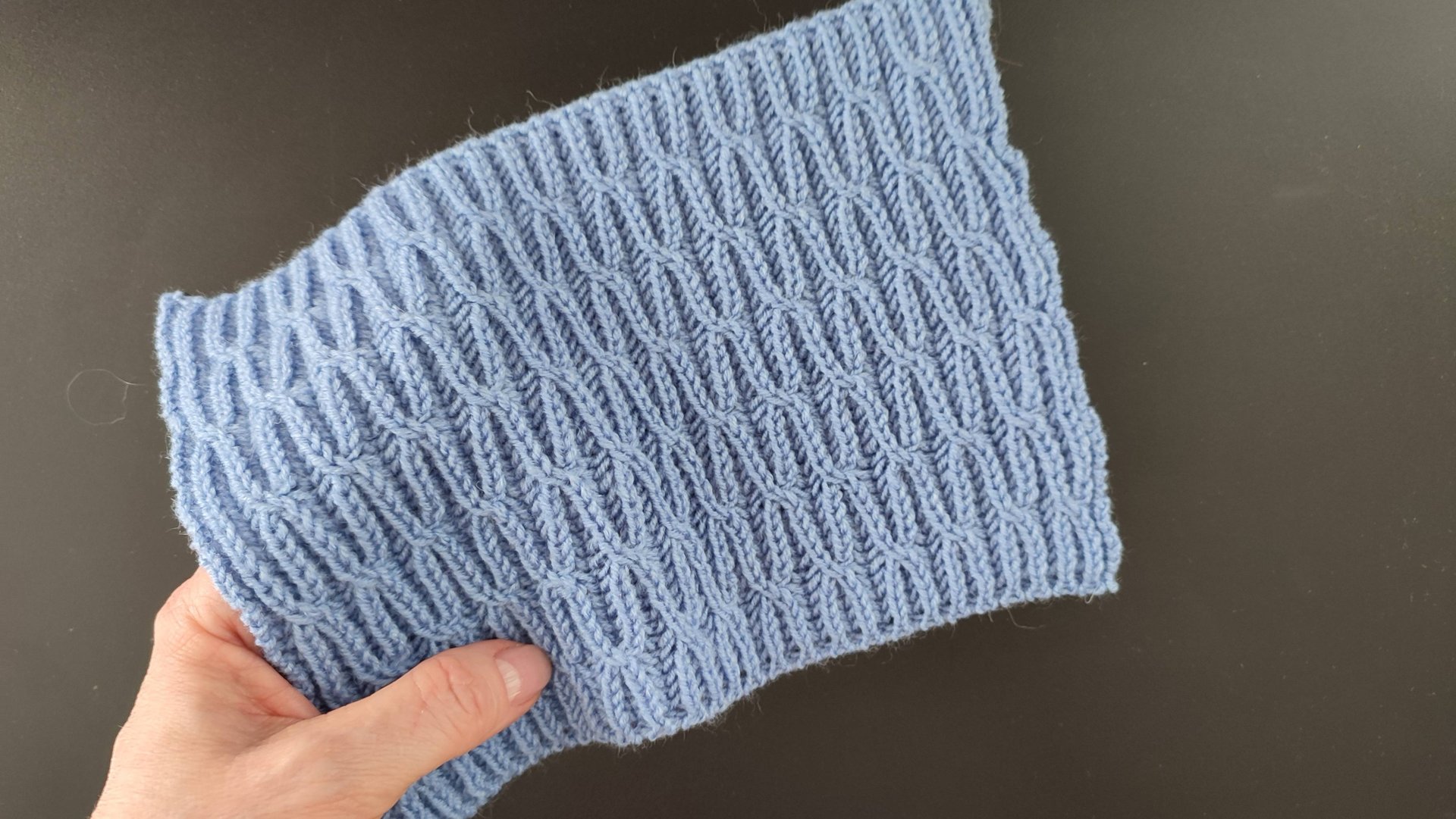 Новый узор по подписке. Вяжется на базе английской резинки.