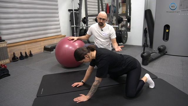 Упражнение 8. Подводящее к тяге - паттерн флексия ТБС (на четвереньках и с мячом)