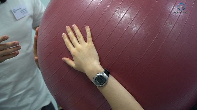 Упражнение 2 на стабильность кора и мобильность конечностей с мячом. Уровень средний