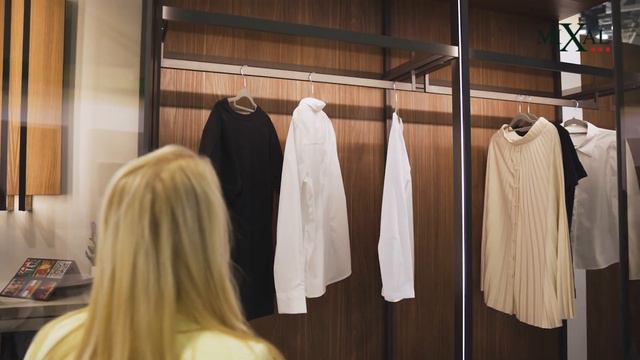 Стеклянный шкаф со складными дверьми