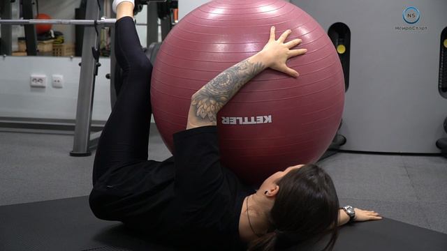 Упражнение 6. Подводящее к приседаниям - вращения/перекаты с мячом